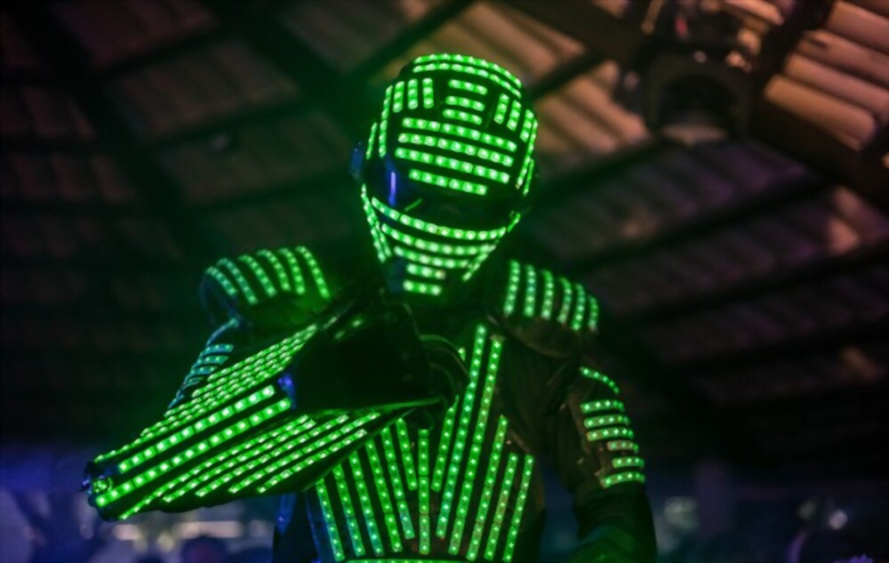 ROBOTS LUMINEUX : une animation originale pour sublimer votre soirée